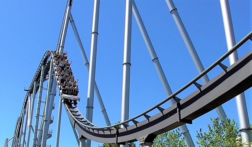 Achterbahn Silver Star im Europa-Park - Fahrt, Warteschlange mit Front ...